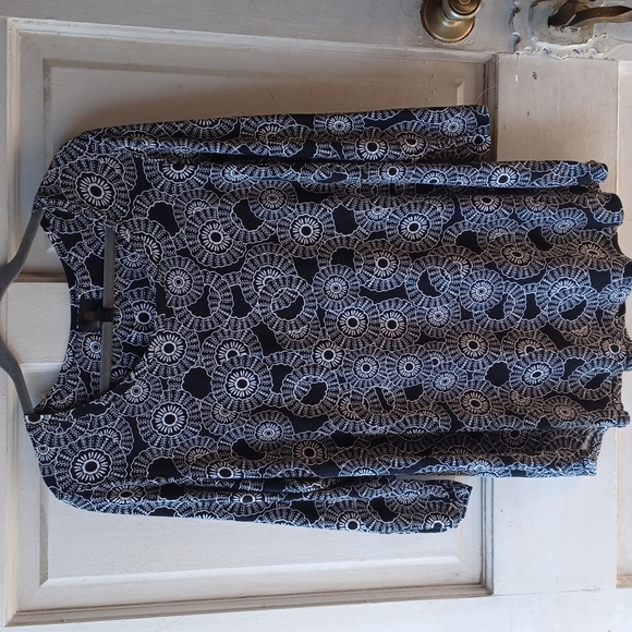 JM Collection | Tops | Jm Collection Black And White Floral Design Size ...